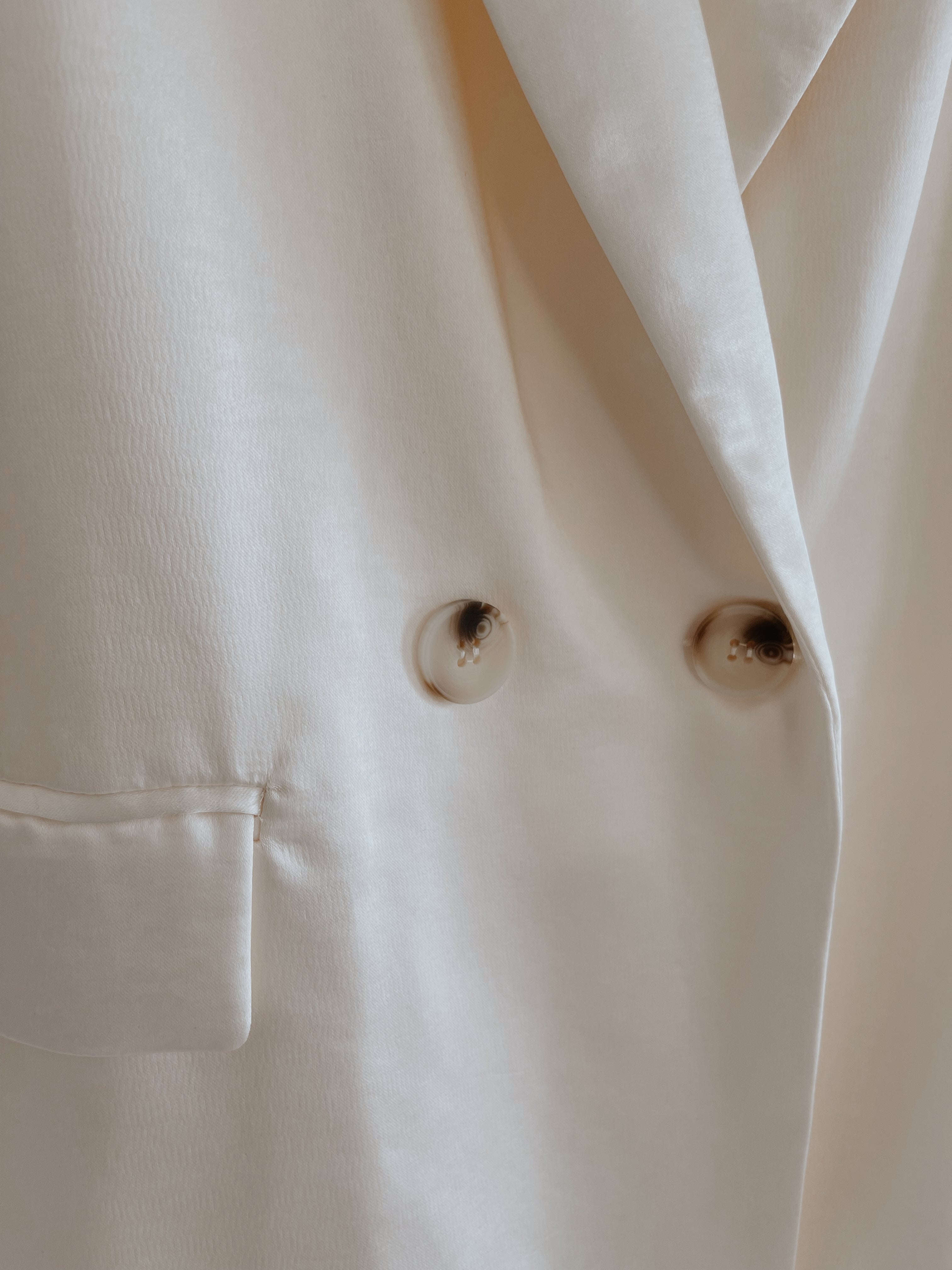 Pearl Satin Blazer – trace of thread